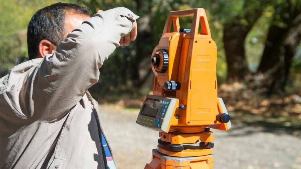 O que faz um topógrafo? Entenda o papel desse profissional no mundo moderno